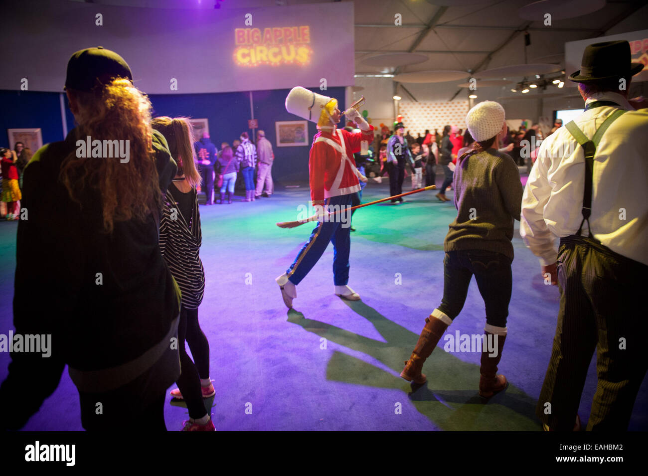 Manhattan, New York, USA. 15th Nov, 2014. Participants learn moves for ...