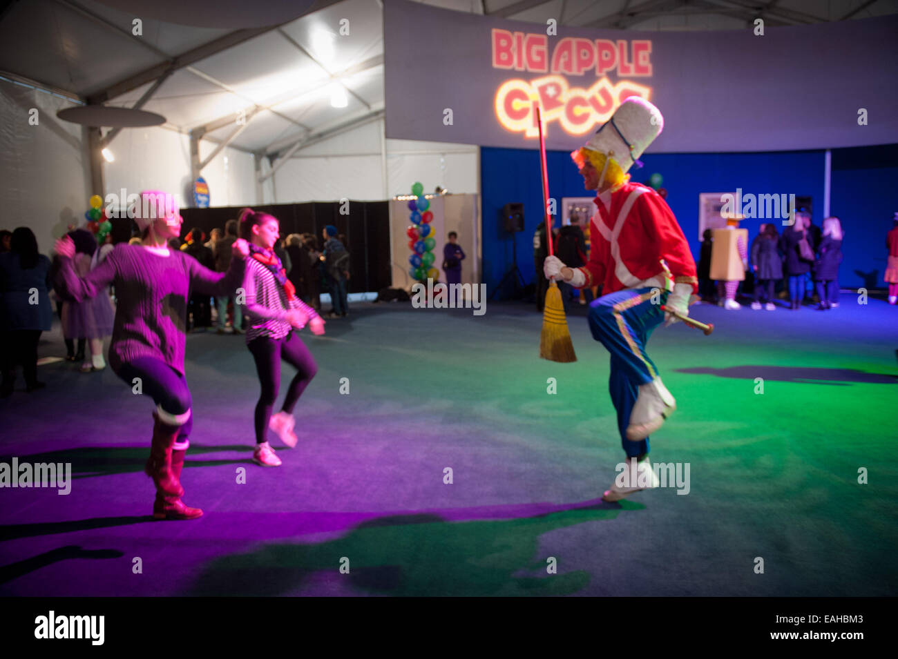 Manhattan, New York, USA. 15th Nov, 2014. Participants learn moves for ...