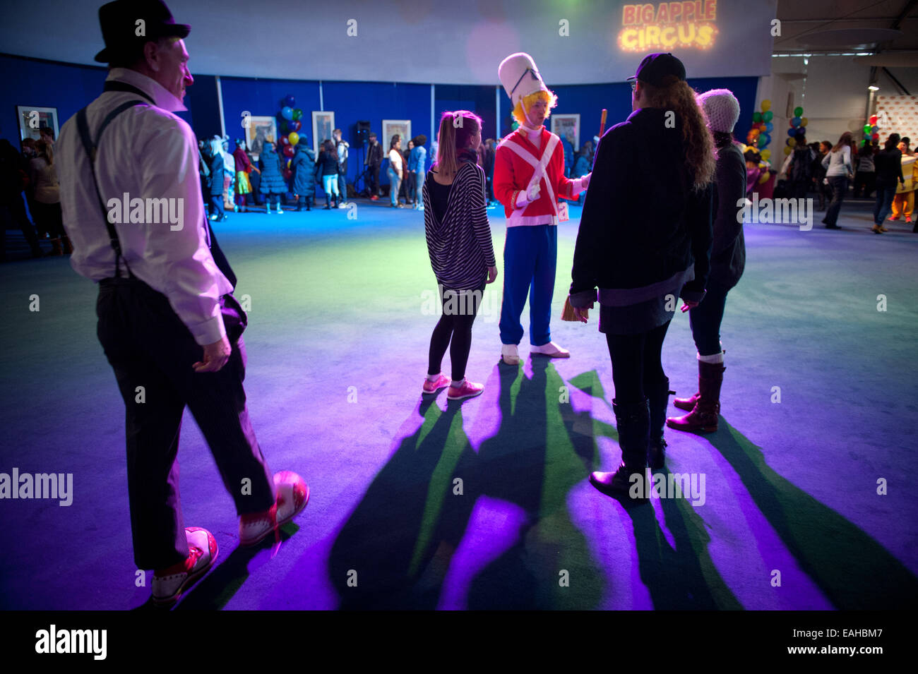 Manhattan, New York, USA. 15th Nov, 2014. Participants learn moves for ...