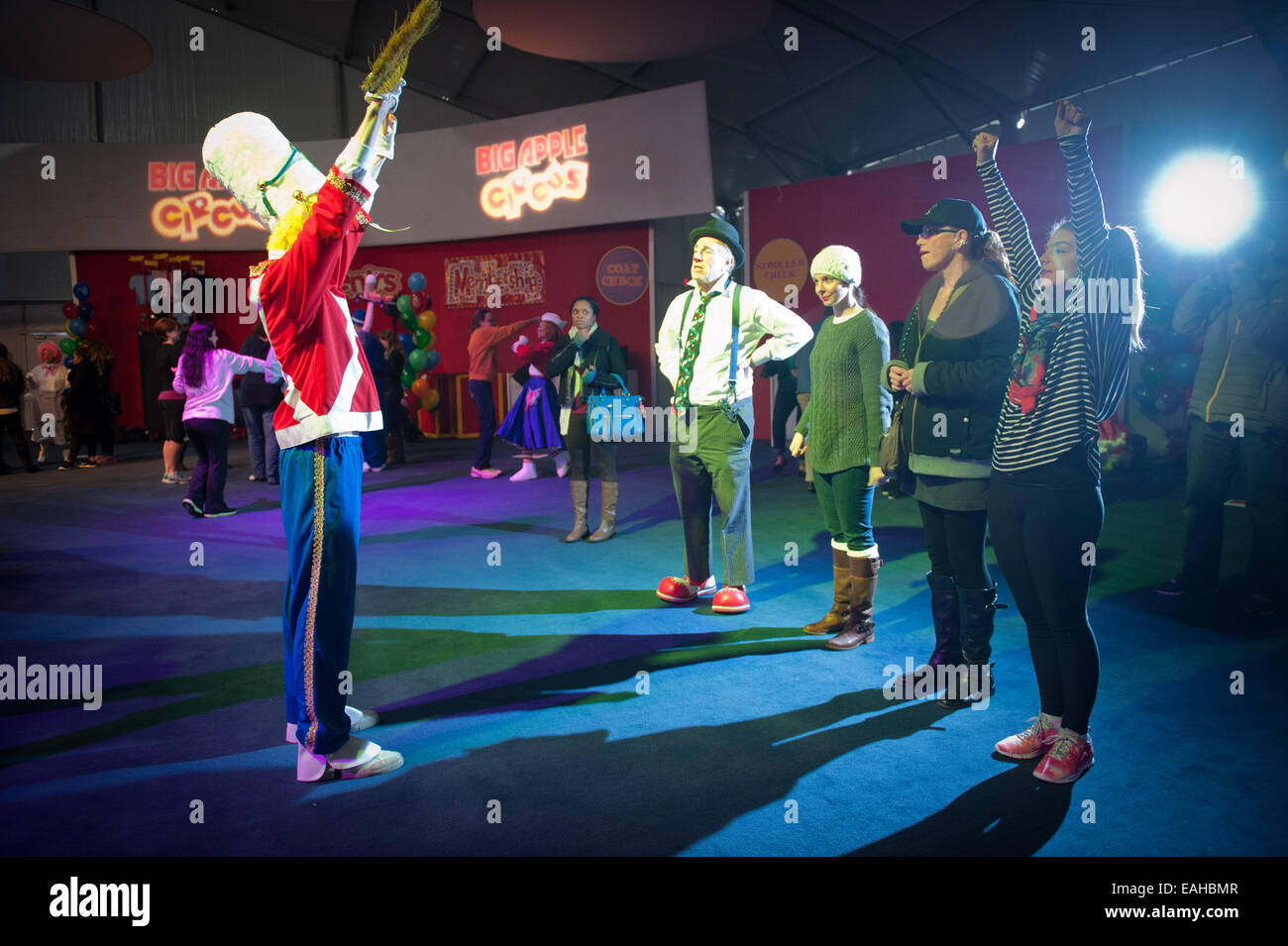 Manhattan, New York, USA. 15th Nov, 2014. Participants learn moves for ...