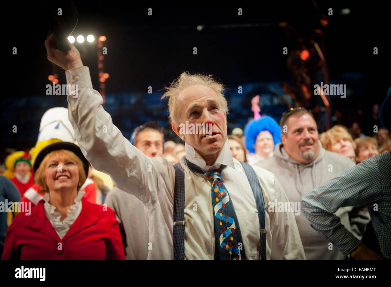 Manhattan, New York, USA. 15th Nov, 2014. Clowns warm up the ...