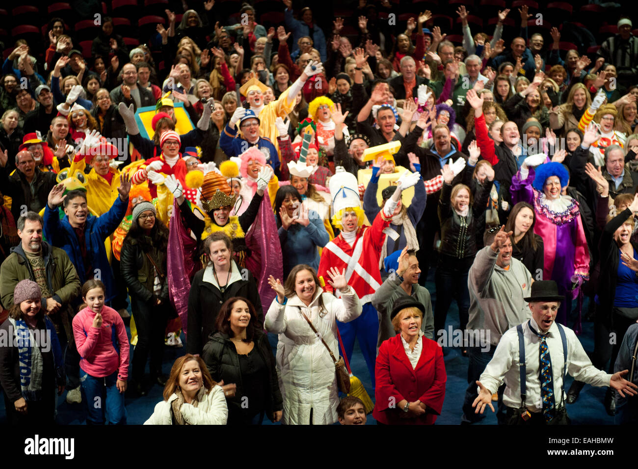 Manhattan, New York, USA. 15th Nov, 2014. Clowns warm up the ...
