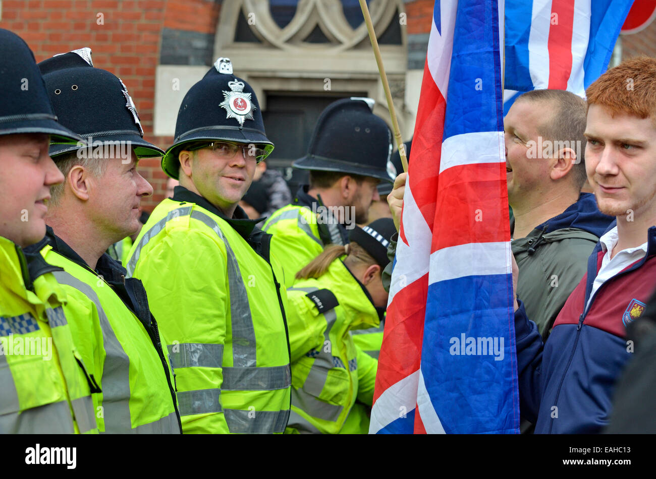 Standoff hi-res stock photography and images - Alamy