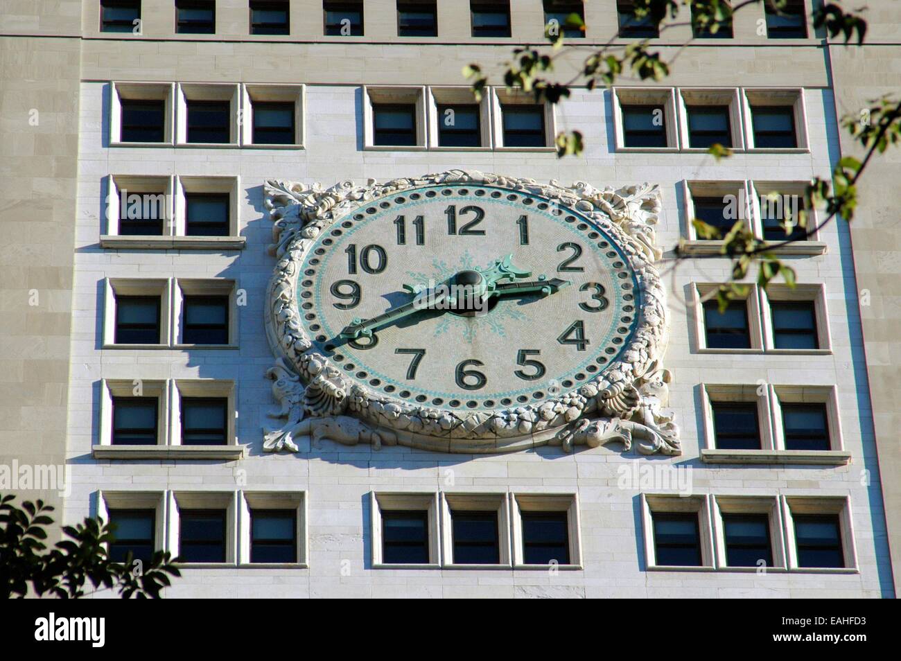 NYC: A large clock face adorns the west front of 1909 Metropolitan Life ...