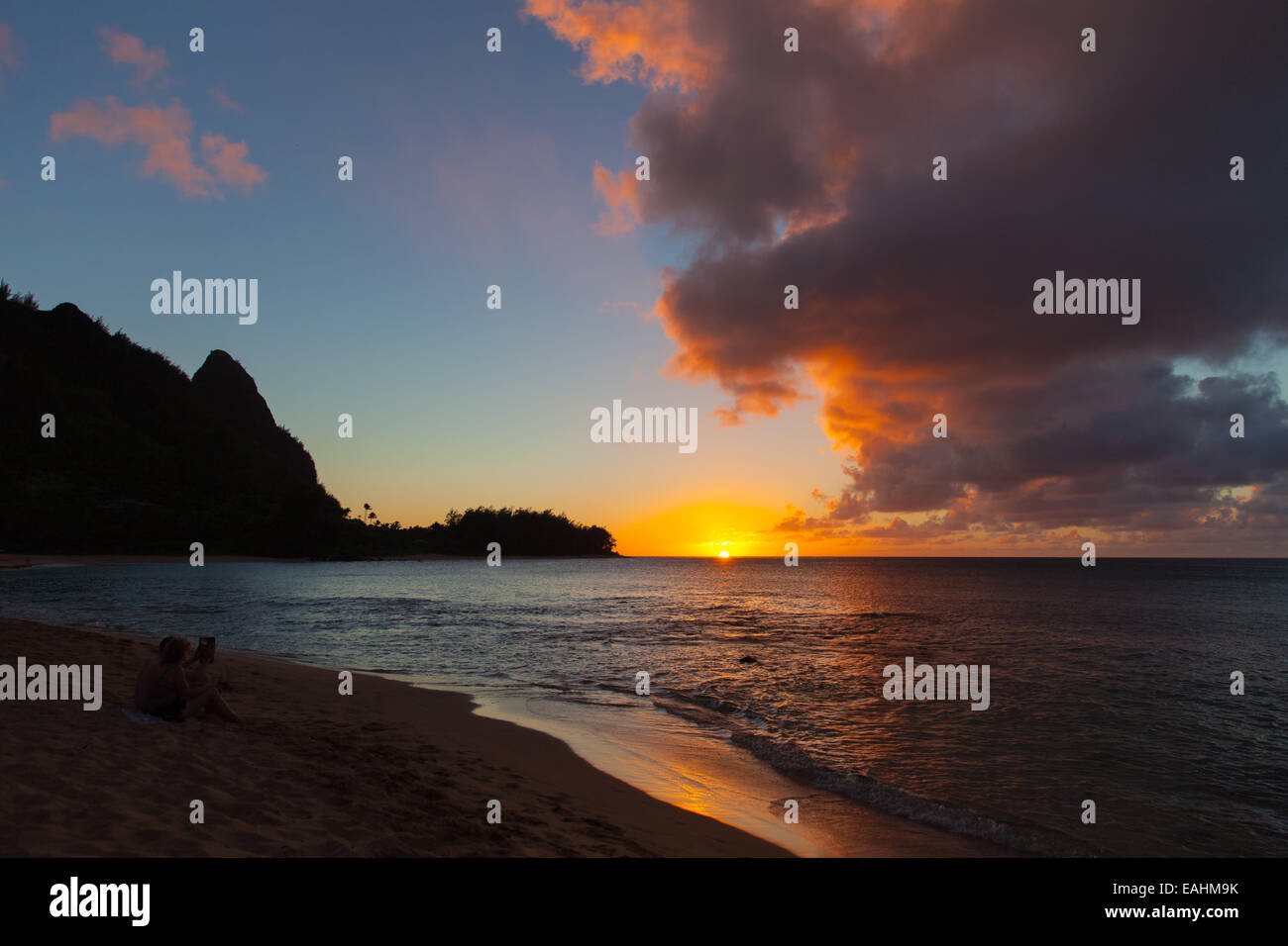 Hawaii sunset beach hi-res stock photography and images - Alamy