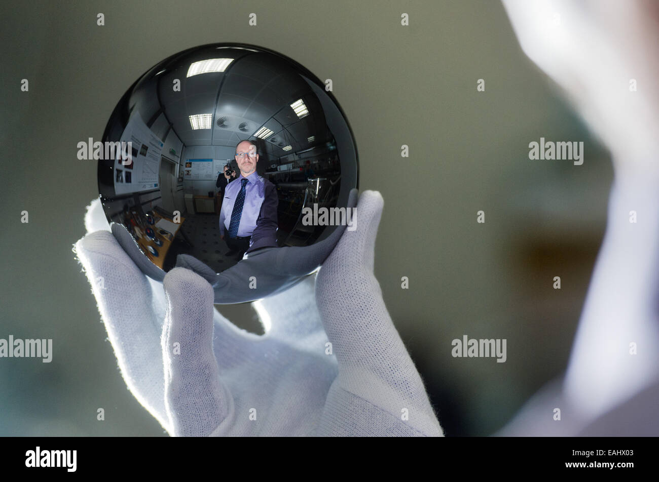 Silicon sphere kilogram hi-res stock photography and images - Alamy