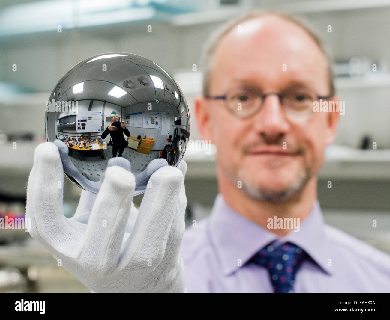 Avogadro project silicon sphere hi-res stock photography and images - Alamy