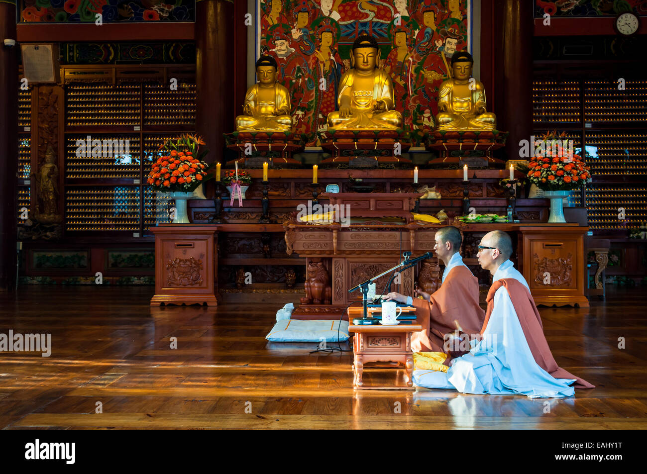 South korea monks in temple hi-res stock photography and images - Alamy