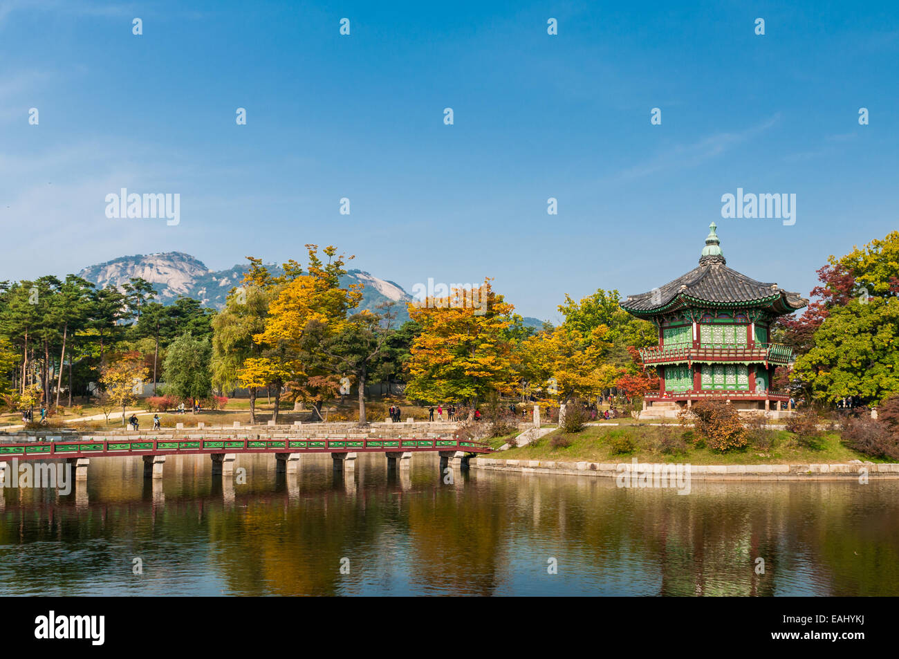 Hyangwonjeong Pavilion at Gyeongbokgung Palace in Seoul, South Korea ...