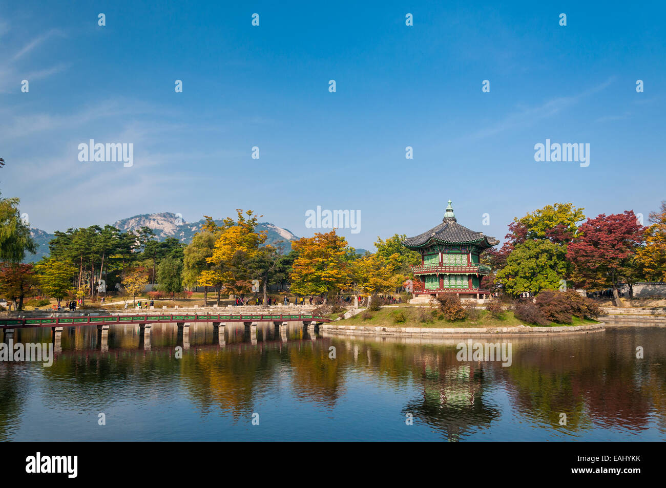 Hyangwonjeong Pavilion at Gyeongbokgung Palace in Seoul, South Korea ...
