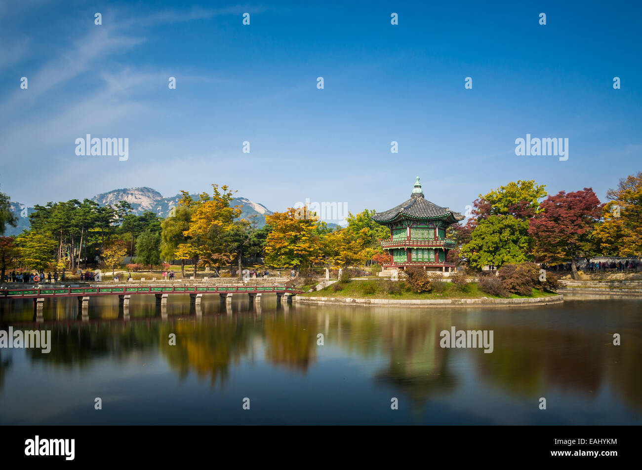 Hyangwonjeong Pavilion at Gyeongbokgung Palace in Seoul, South Korea ...
