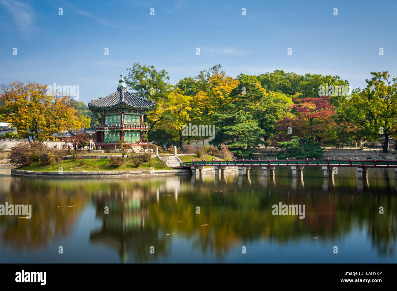Hyangwonjeong Pavilion at Gyeongbokgung Palace in Seoul, South Korea ...