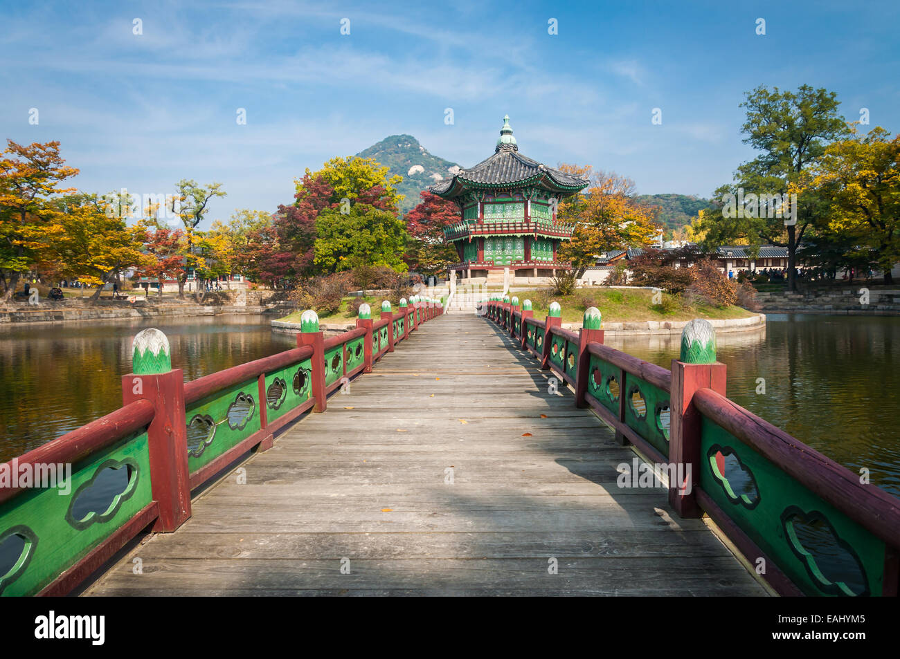 Hyangwonjeong Pavilion at Gyeongbokgung Palace in Seoul, South Korea ...