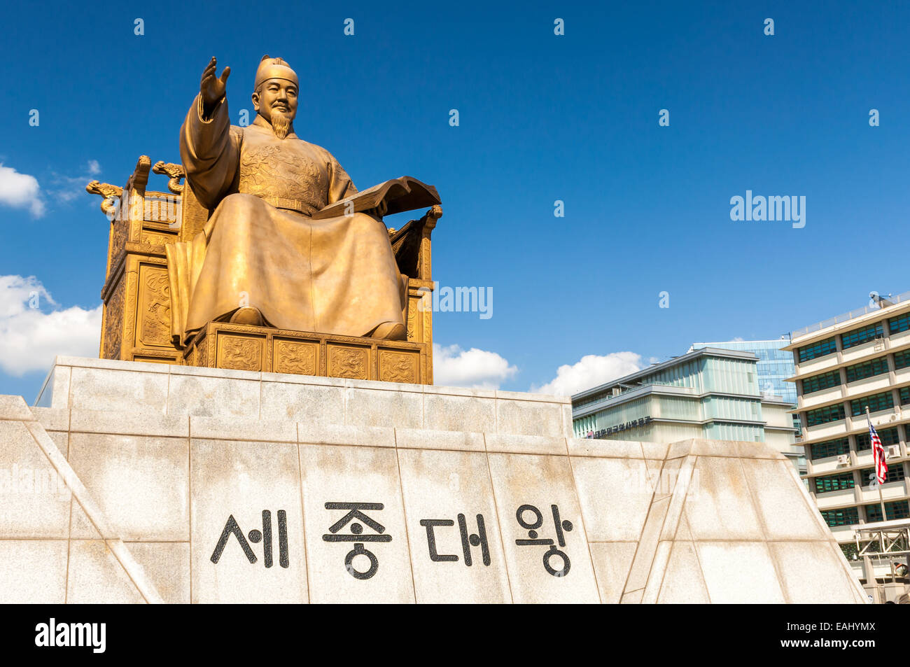 The giant golden statue of King Sejong the Great in Gwanghwamun Square, Seoul, South Korea Stock ...