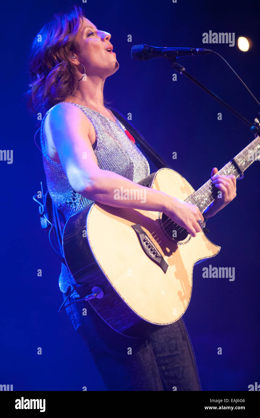 Female music artist inductee hi-res stock photography and images - Alamy