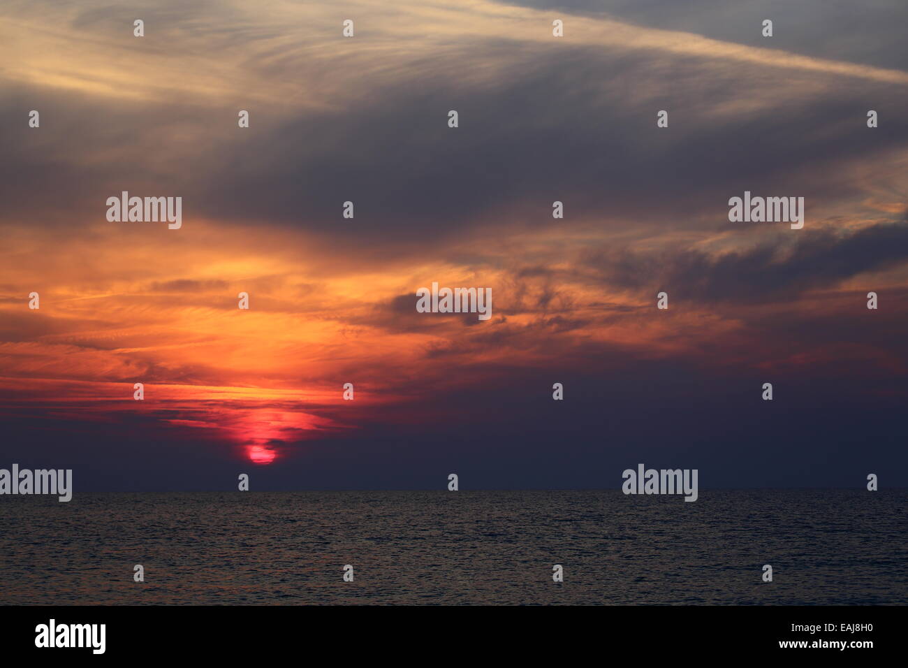 Sunrise over ocean hi-res stock photography and images - Alamy