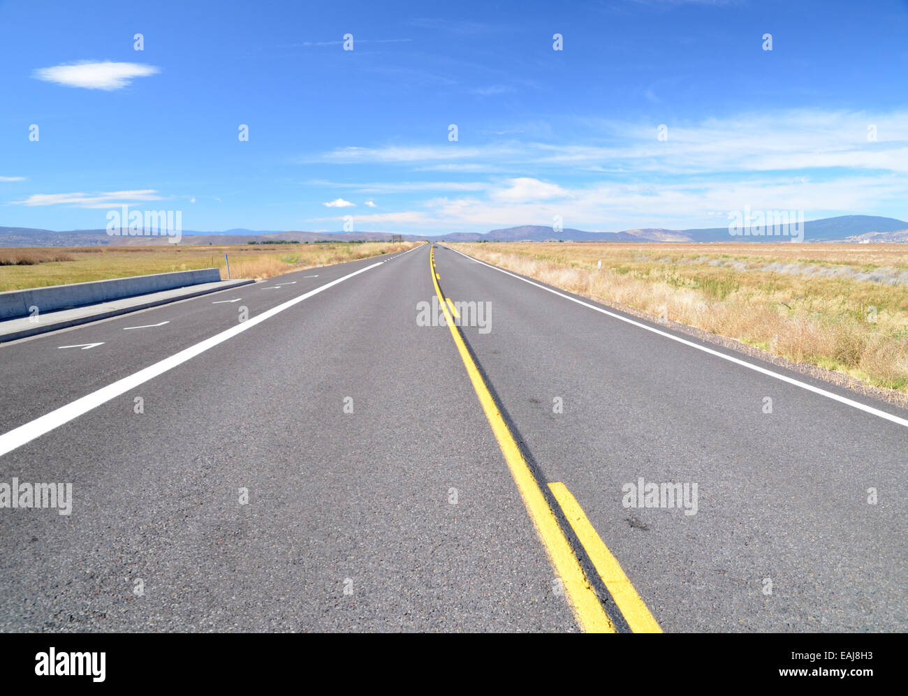 Open road passing through the Klamath Wildlife Refuge in Northern ...