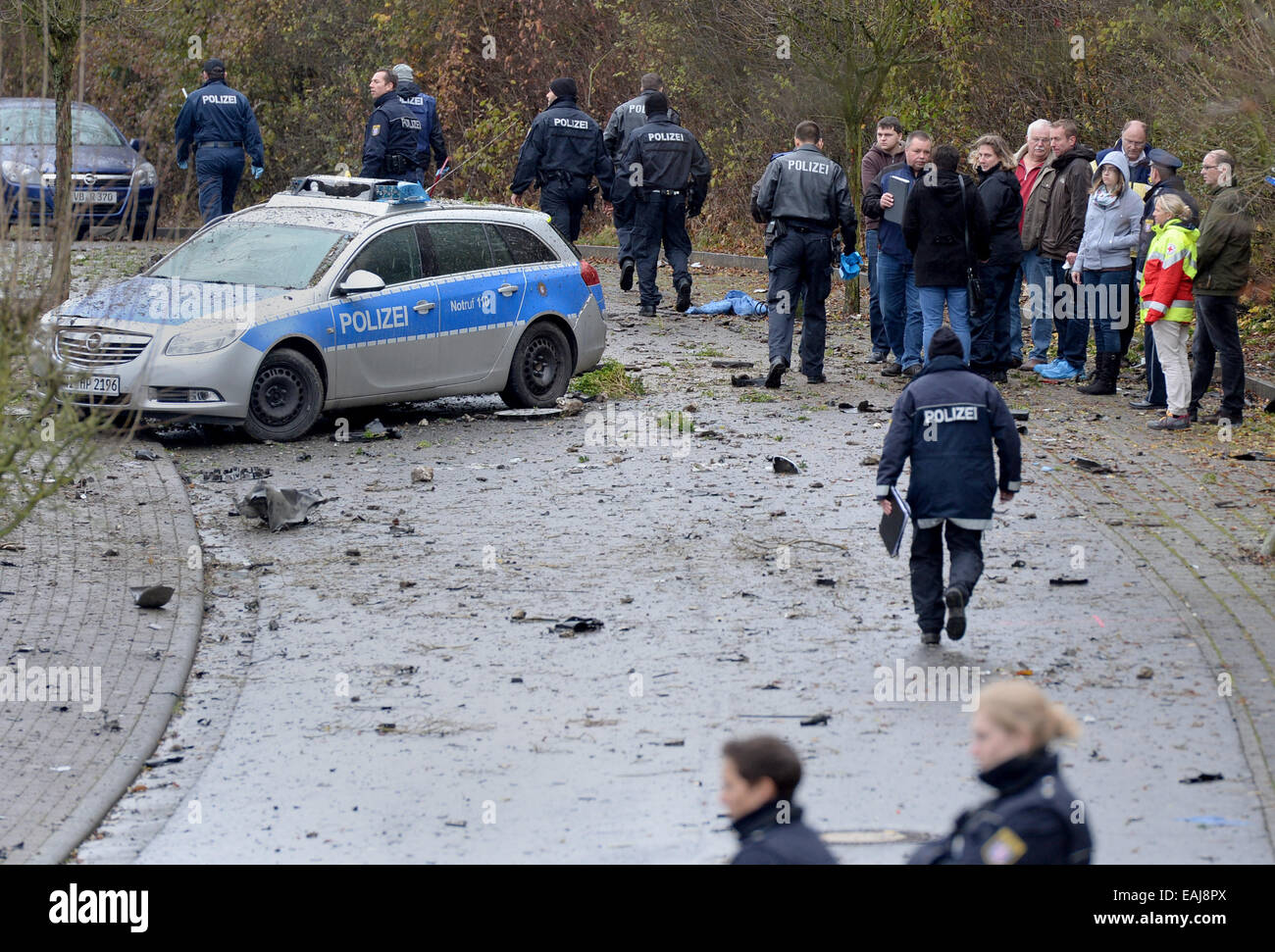 Exploded cars hi-res stock photography and images - Alamy