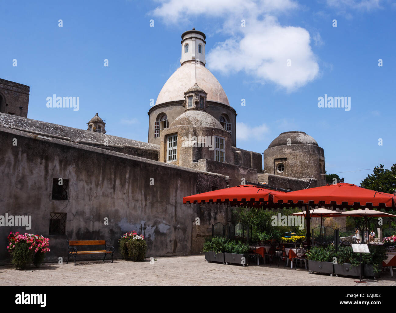 Italian courtyard hi-res stock photography and images - Alamy