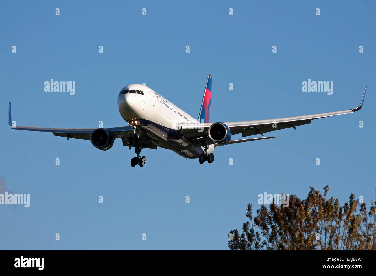 Delta air lines approaches for landing hi-res stock photography and ...