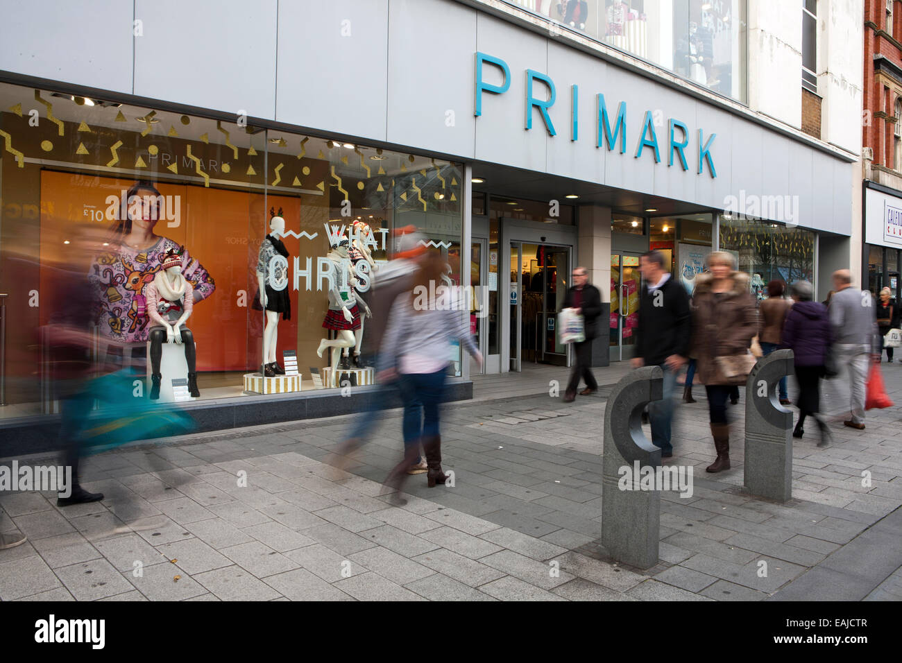 Uk stores storefronts hi-res stock photography and images - Alamy