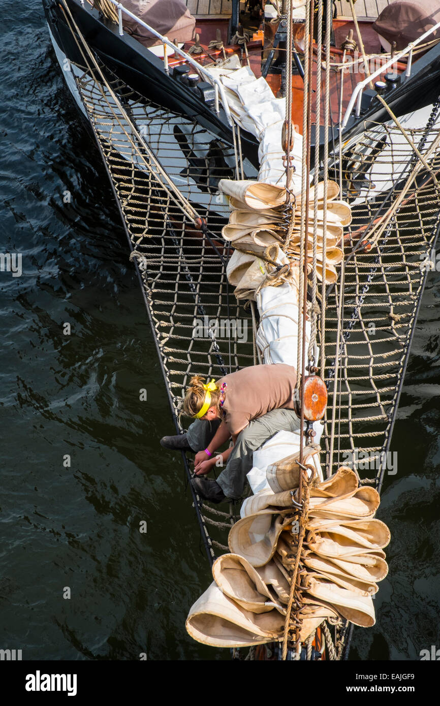 Bow sail ship hi-res stock photography and images - Alamy