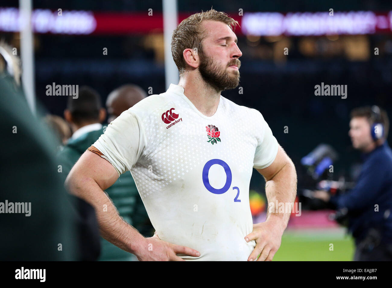 London, UK. 15th Nov, 2014. England's Chris Robshaw shows his ...
