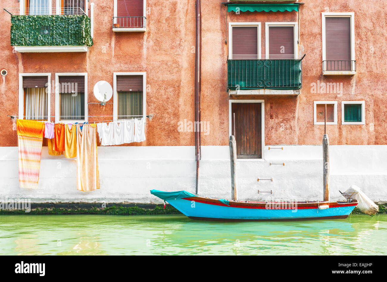Small boat venice hi-res stock photography and images - Alamy