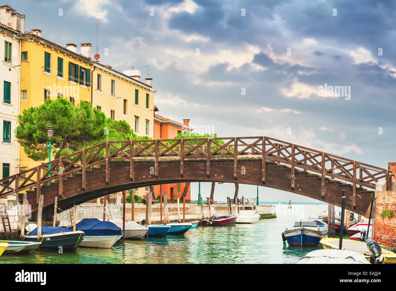 Small narrow bridge over water hi-res stock photography and images - Alamy