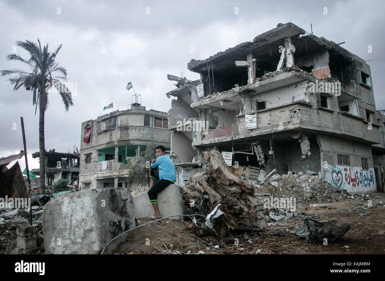 Children play destroyed house hi-res stock photography and images - Alamy