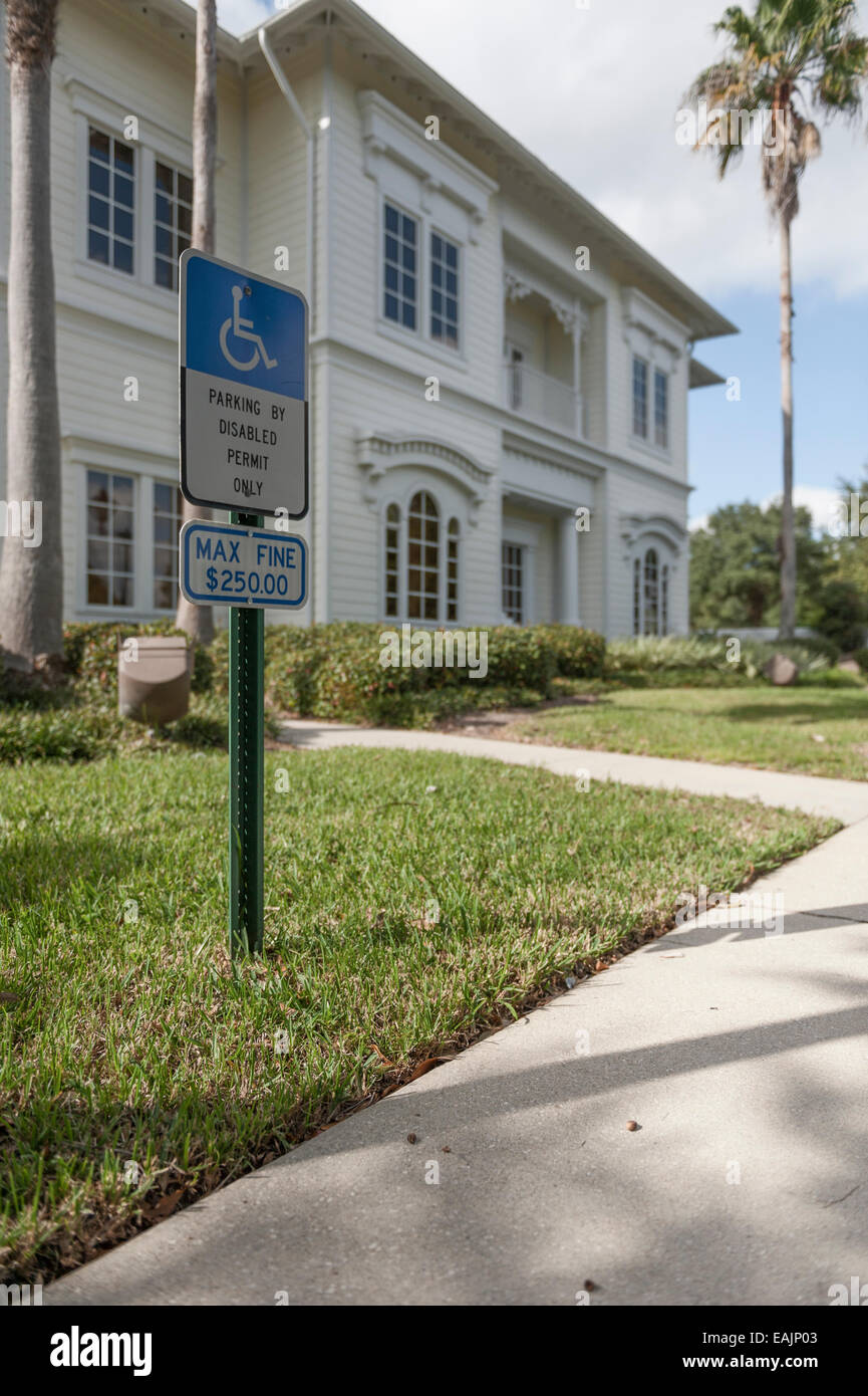 Disabled permit parking sign hi-res stock photography and images - Alamy