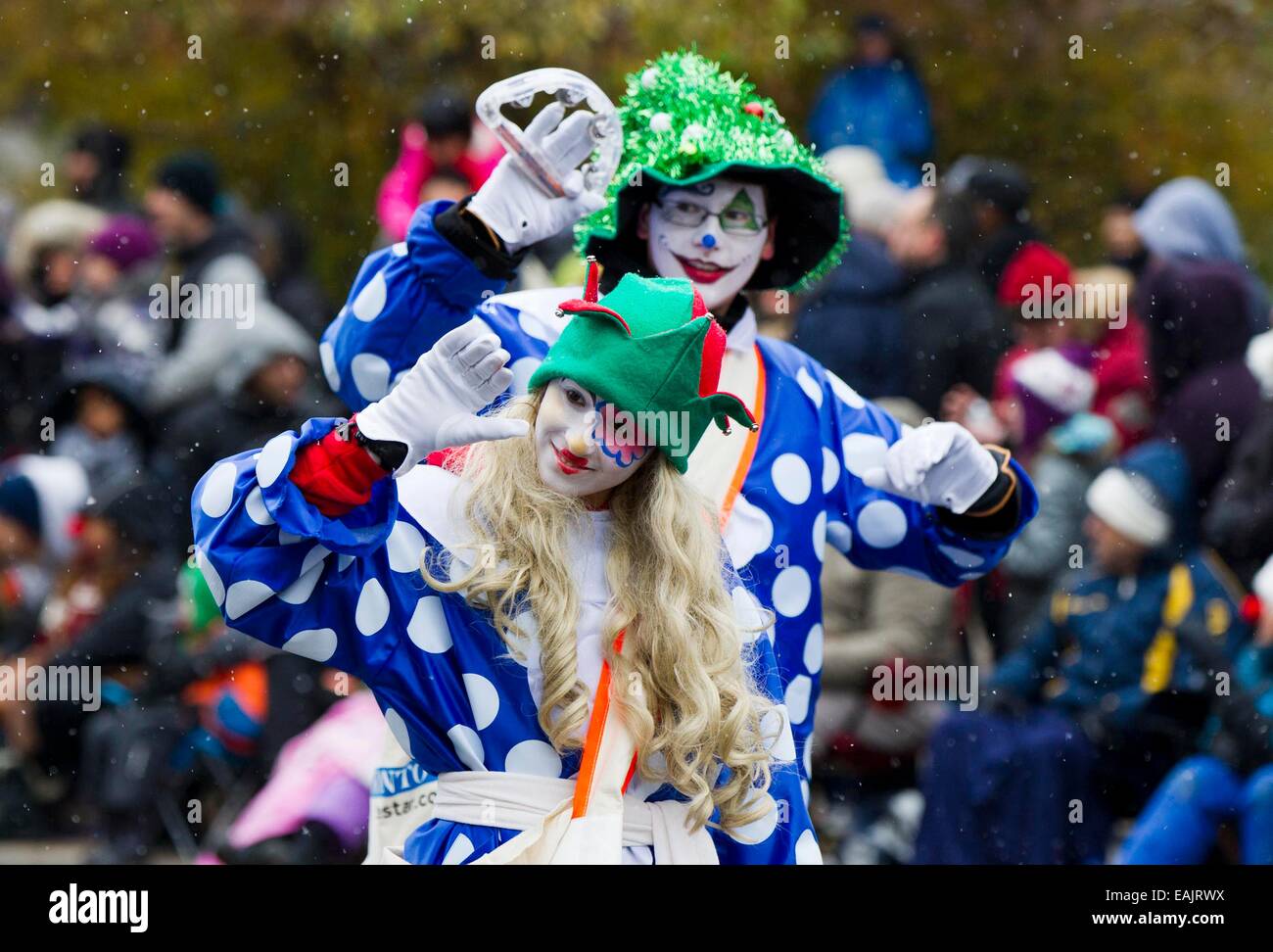 (141117) -- TORONTO, Nov. 17, 2014 (Xinhua)-- Two clowns wave to the ...