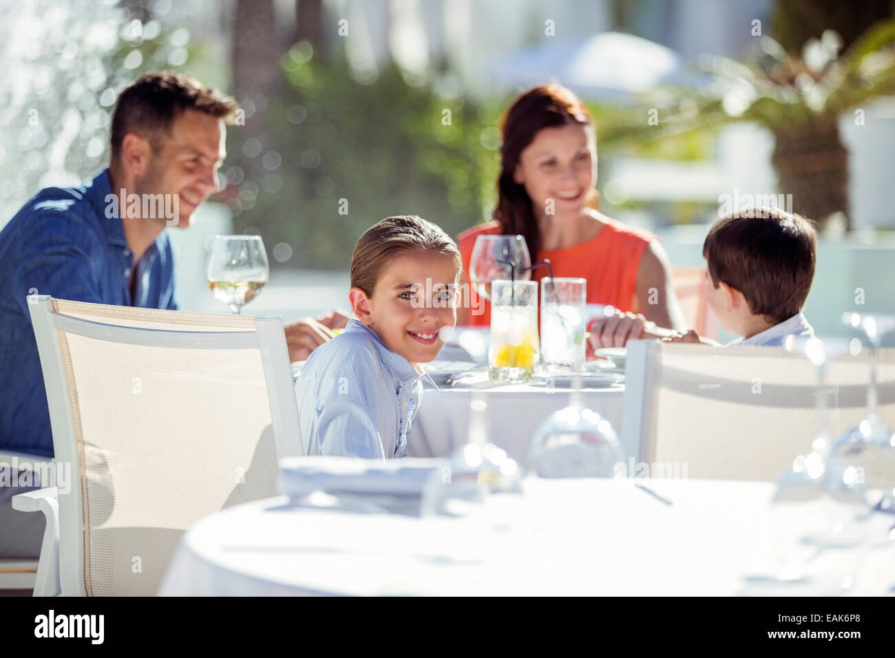 Family dinner restaurant hi-res stock photography and images - Alamy
