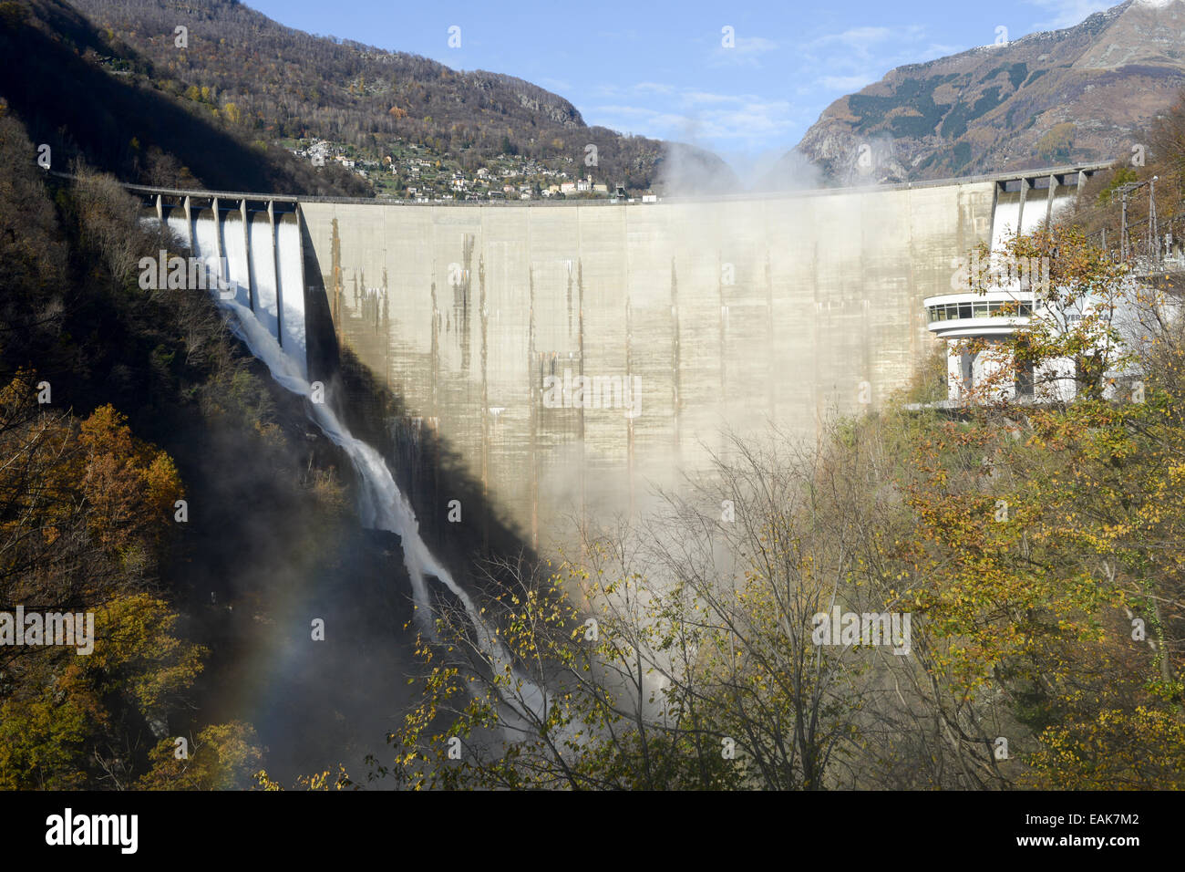 Verzasca valley, Switzerland. 13th November, 2014. The dam of Verzasca ...