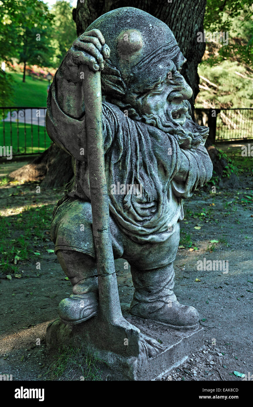 Dwarf sculpture hi-res stock photography and images - Alamy