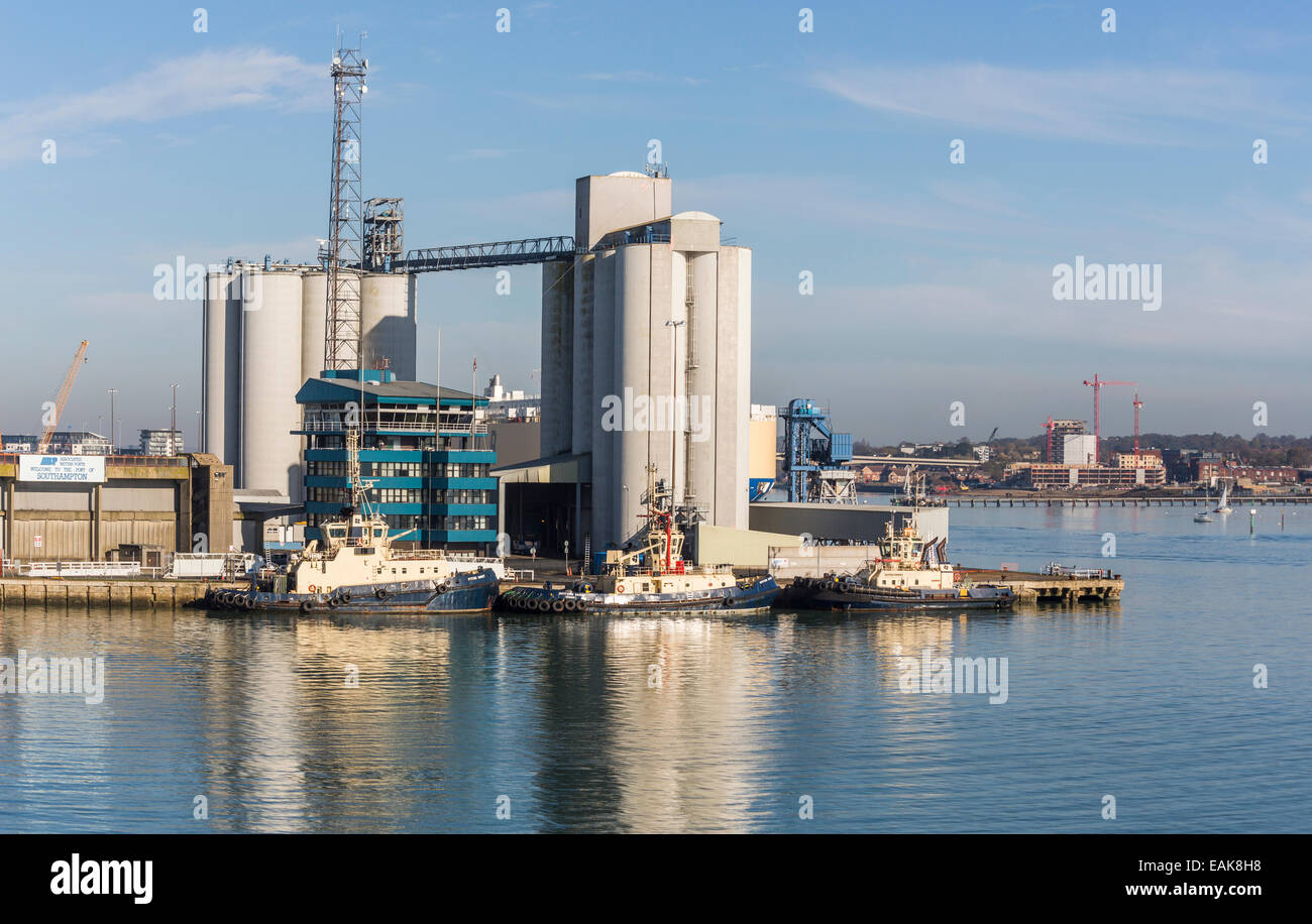 Tugs moored at the quayside, Southampton Docks, Port of Southampton ...