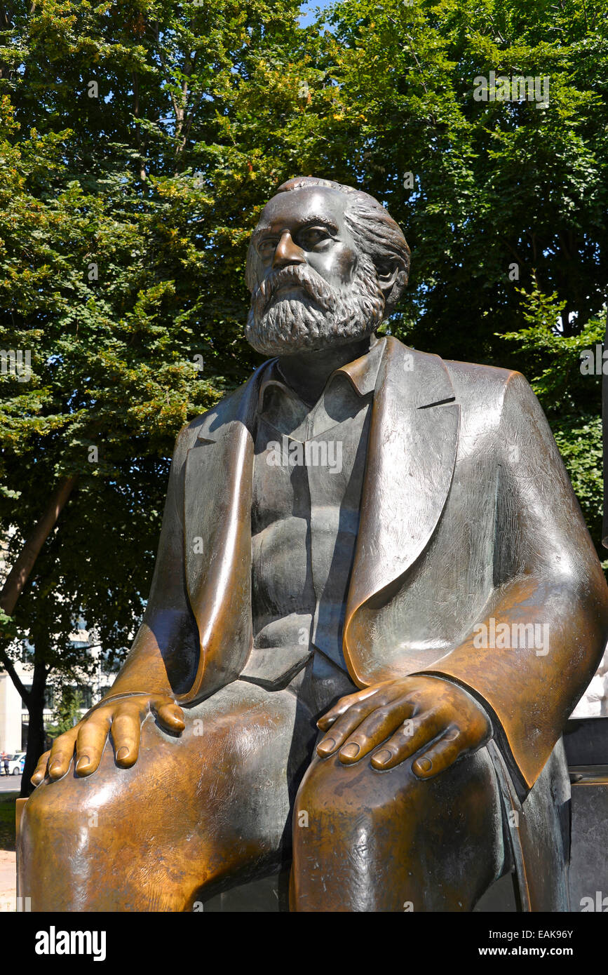 Bronze statue of Karl Marx, Marx-Engels-Forum, public park, Berlin ...
