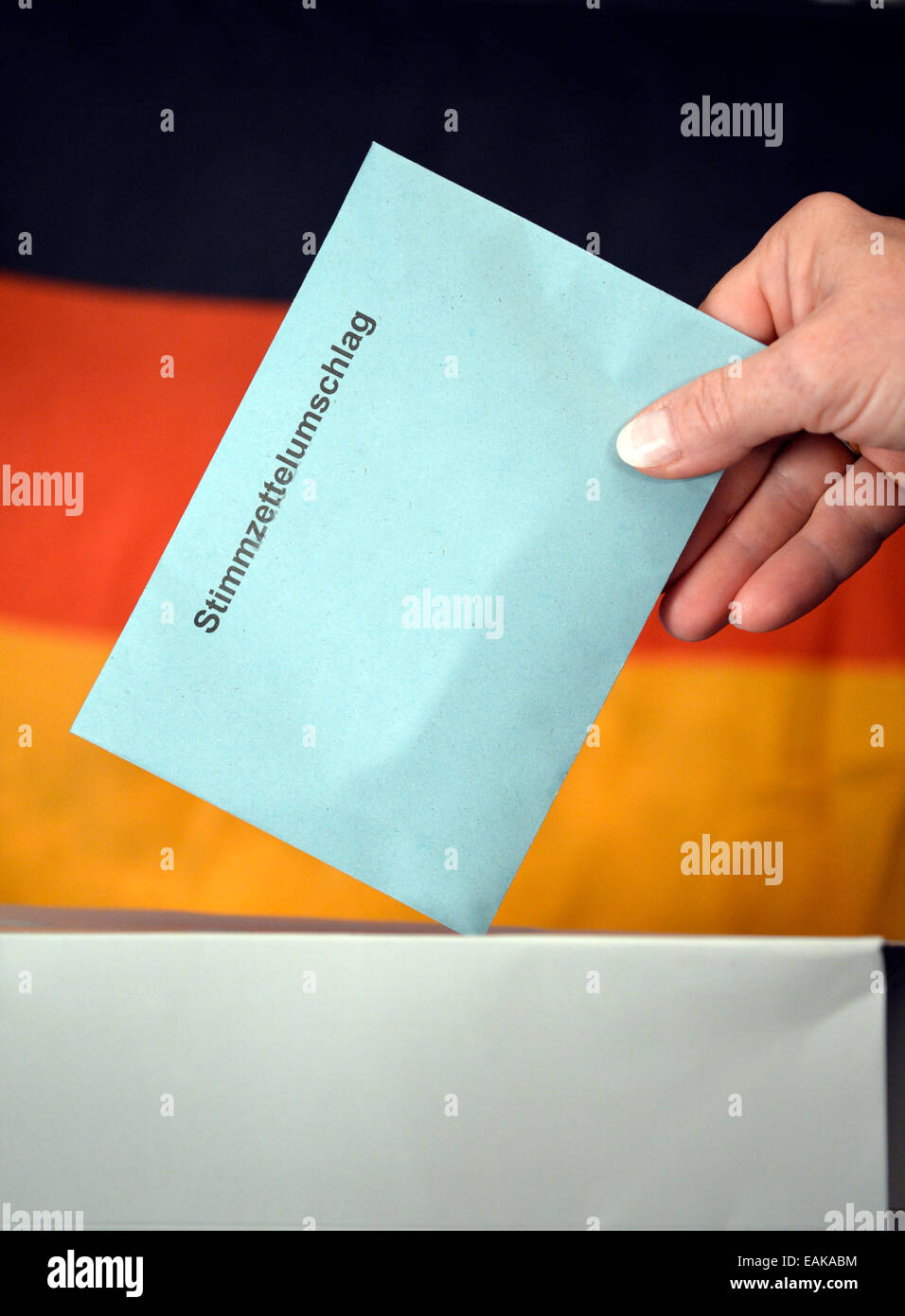 Symbolic image, elections to the Bundestag, hand putting a ballot ...