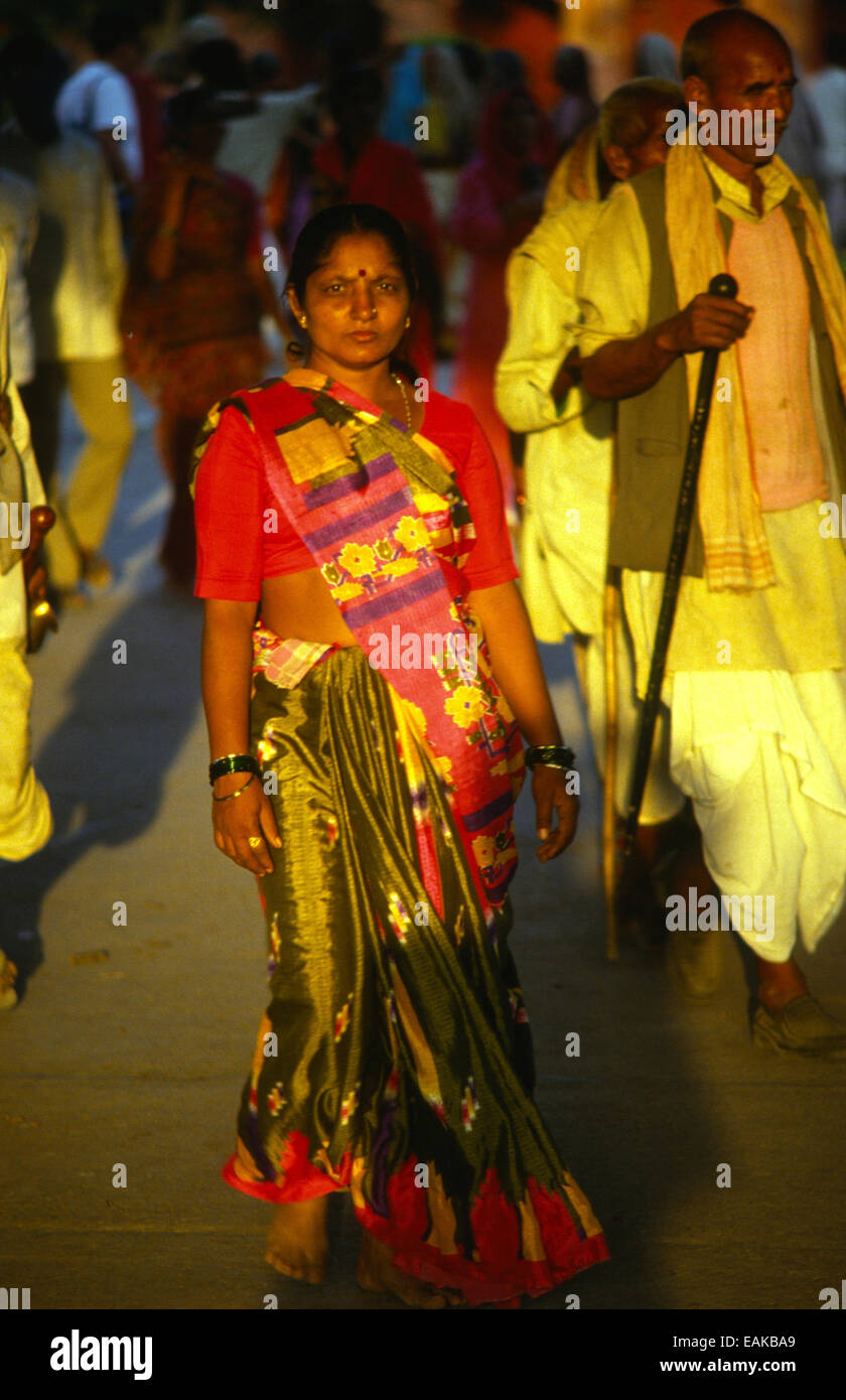 India taj mahal women hi-res stock photography and images - Alamy