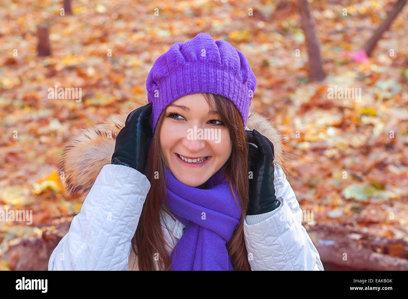 Women cold autumn hi-res stock photography and images - Alamy
