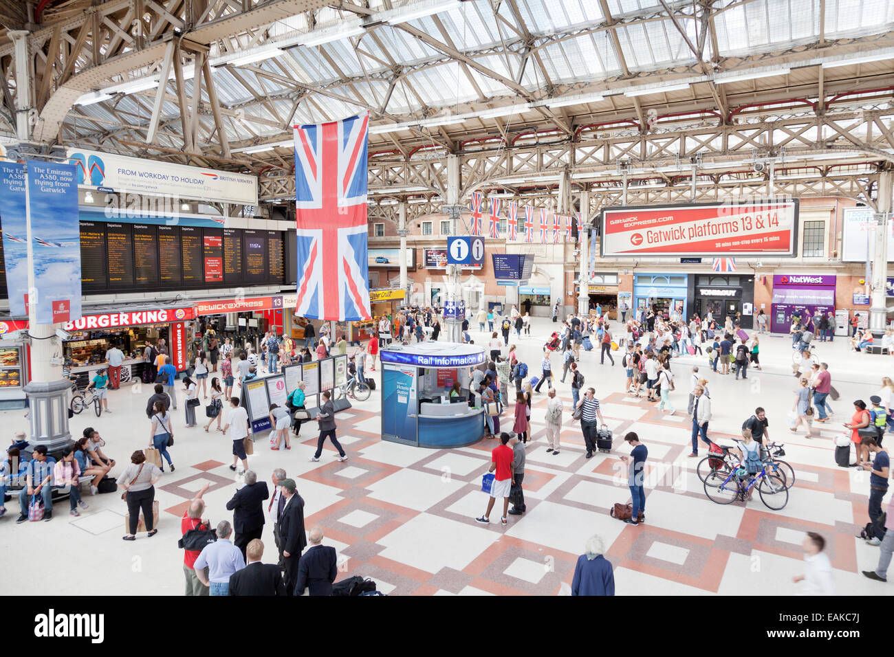 Victoria station hi-res stock photography and images - Alamy