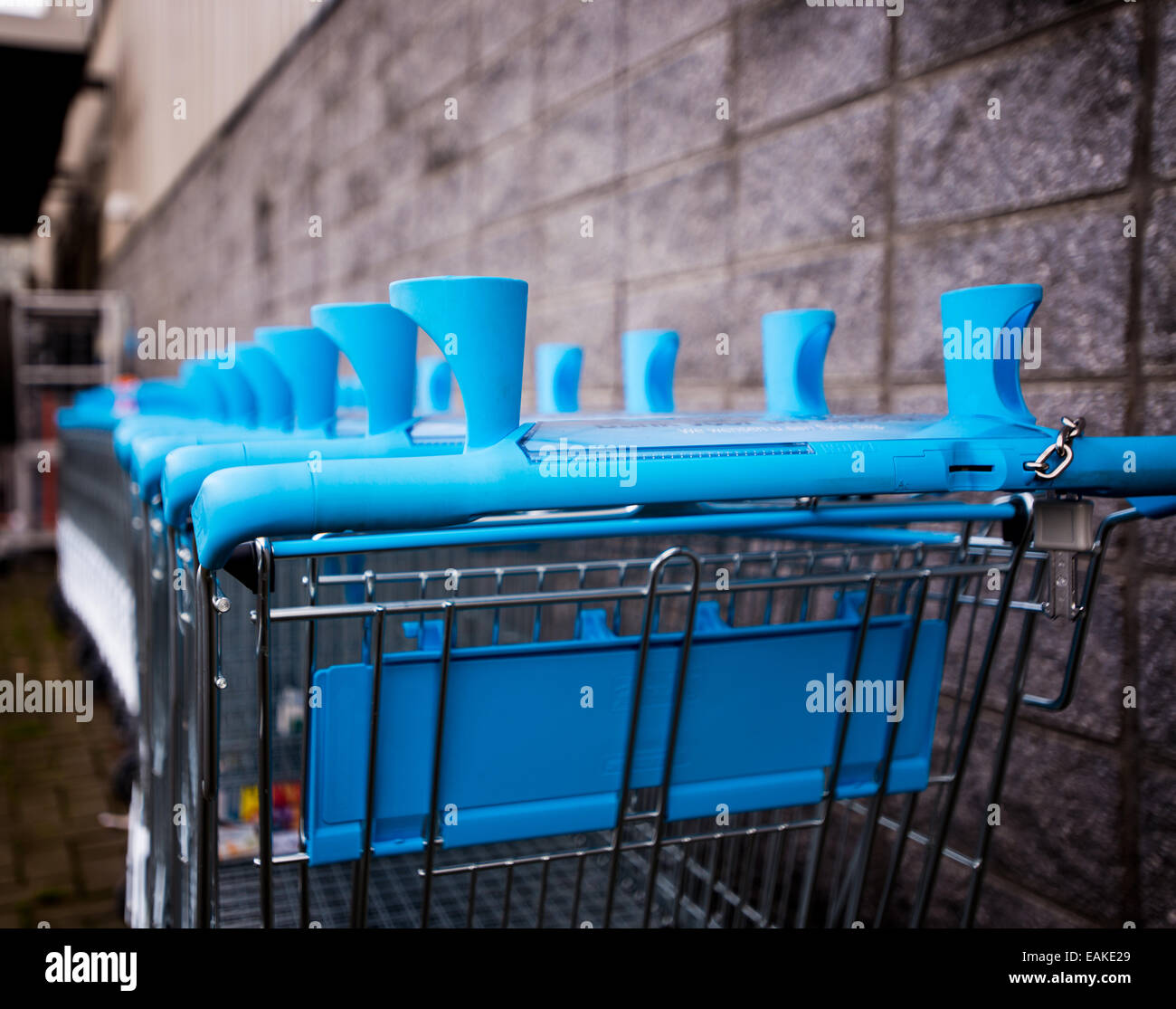Shopping carts outside hi-res stock photography and images - Alamy