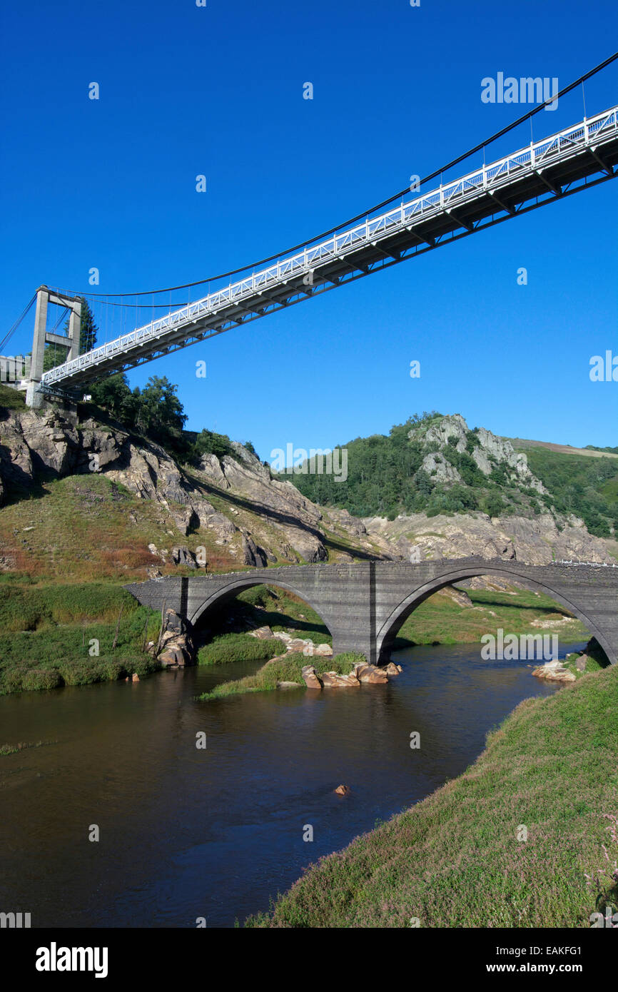 Dried dam of Sarrans and view of the new and ancient bridge of Treboul ...