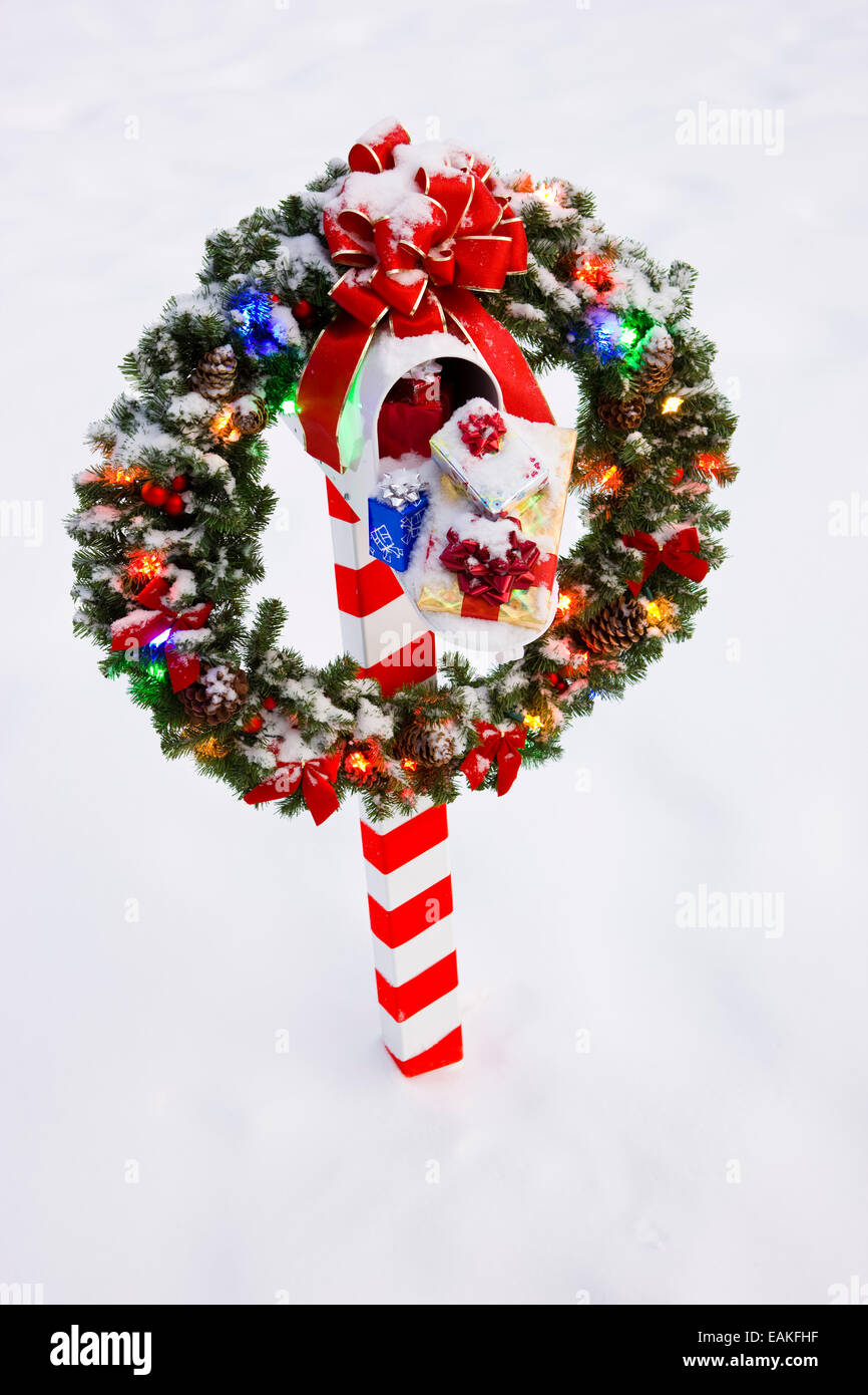 Christmas decoration red mailbox wreath hi-res stock photography and ...