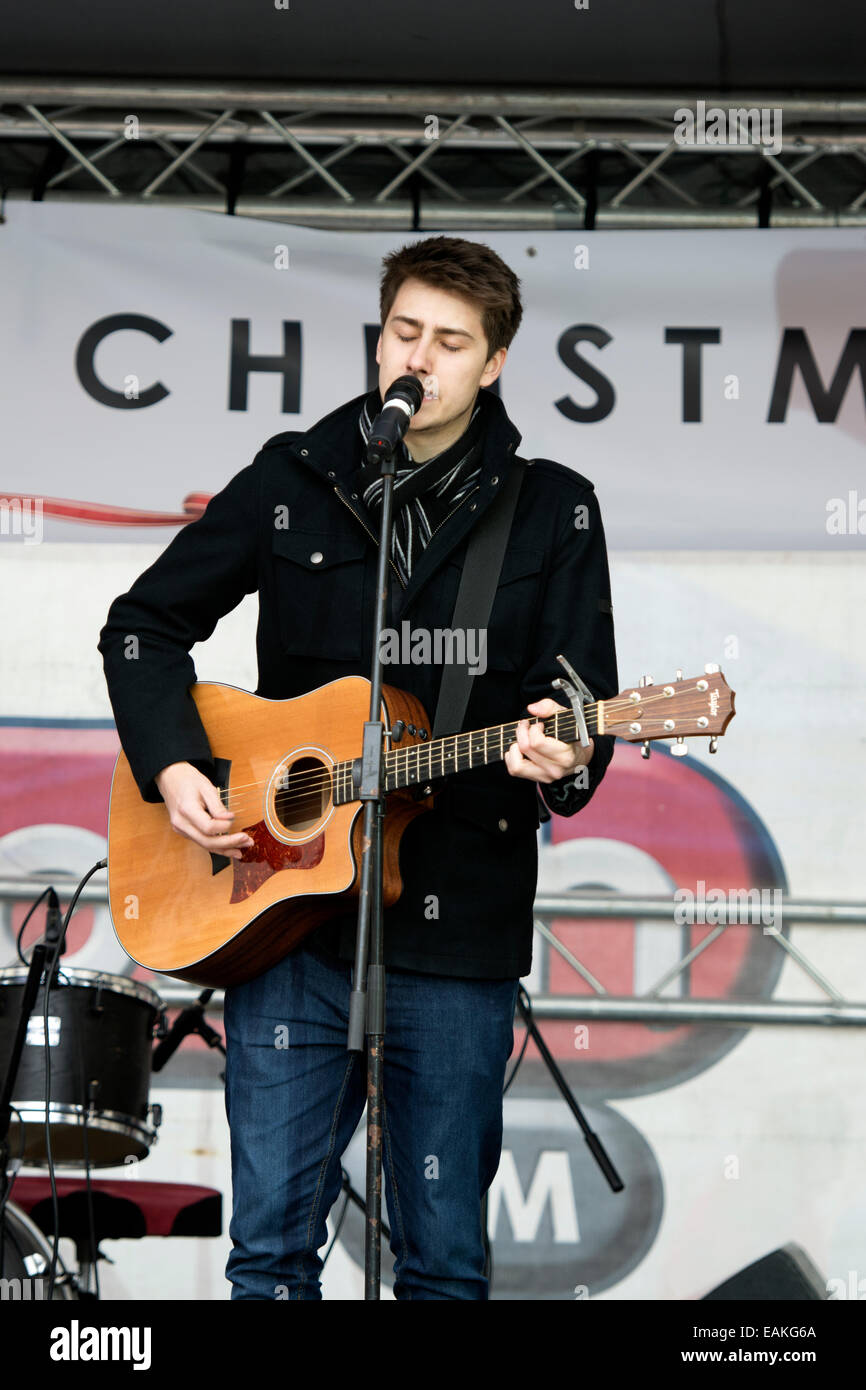 Singer And Guitarist High Resolution Stock Photography and Images - Alamy