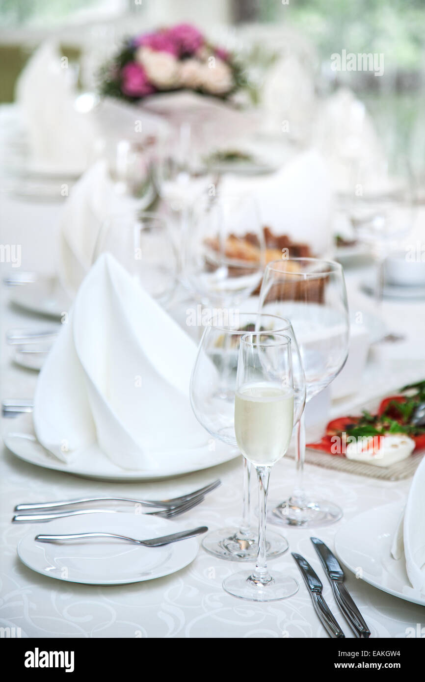 Festival table setting at the restaurant Stock Photo - Alamy