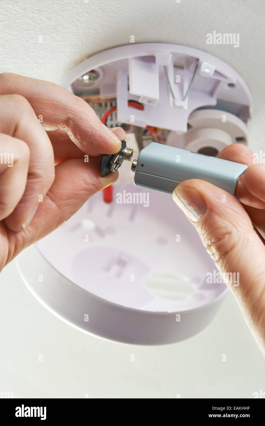 Replace battery smoke alarm hi-res stock photography and images - Alamy