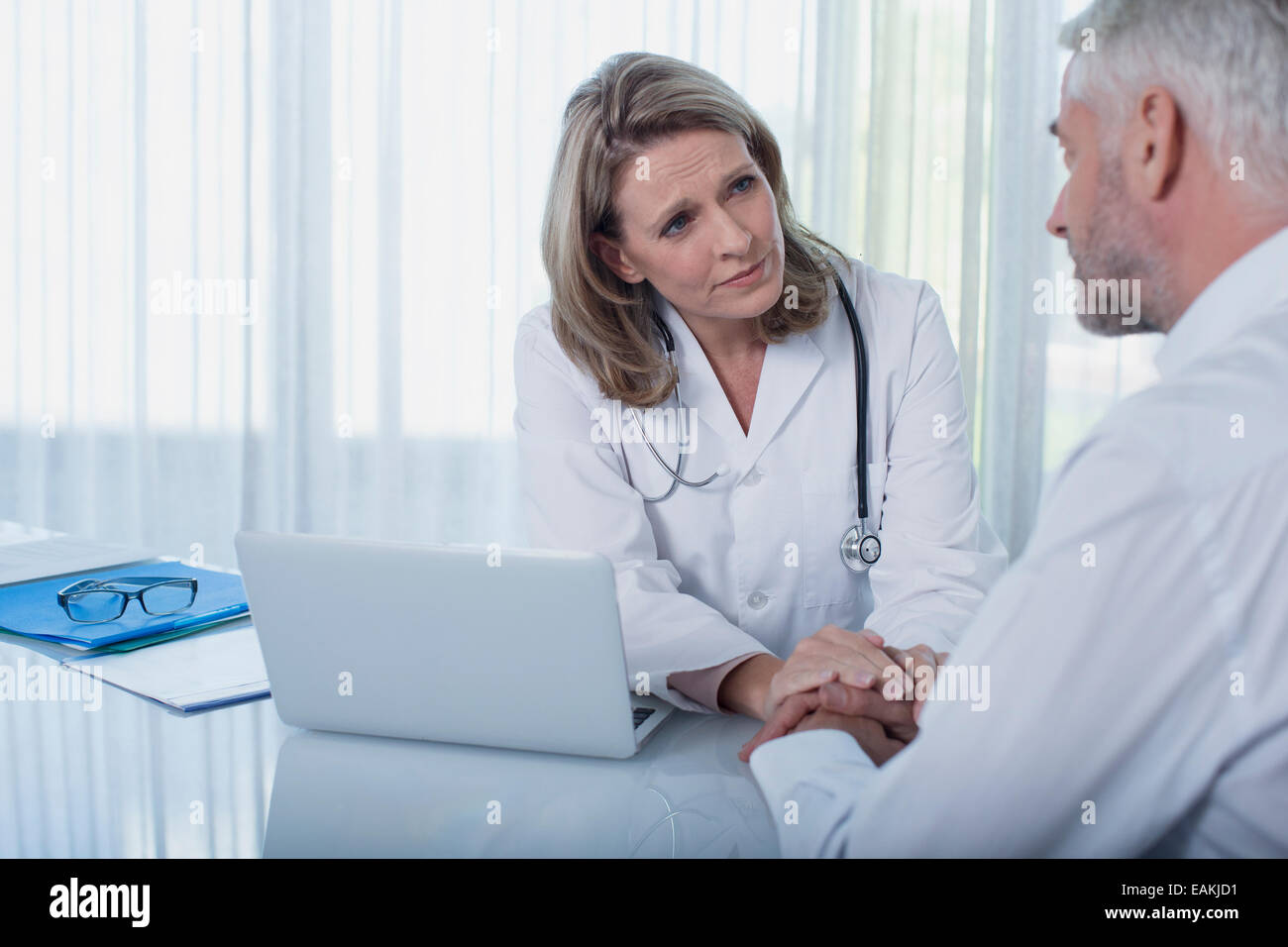Doctor reassure hi-res stock photography and images - Alamy