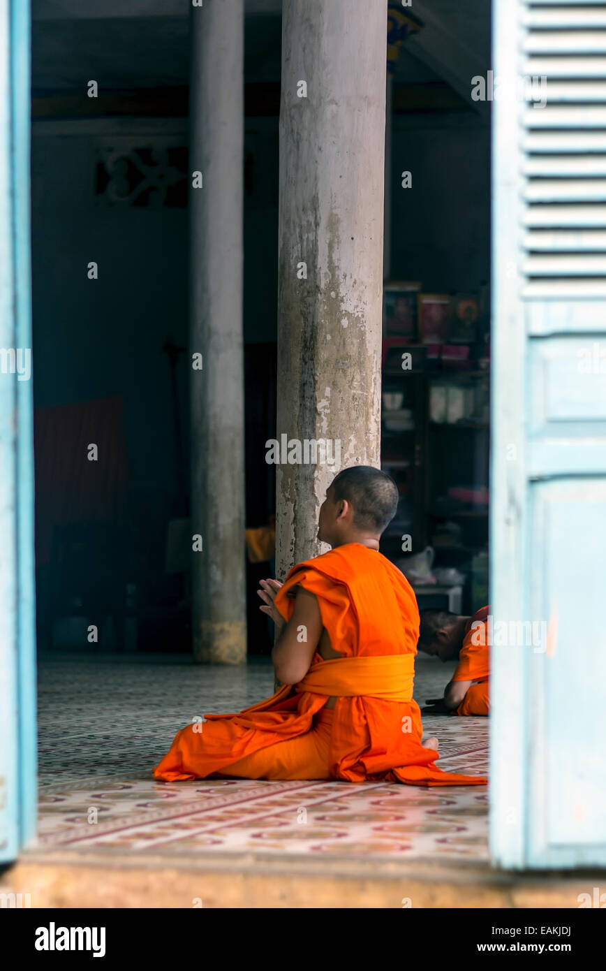 Theravada buddhist monk hi-res stock photography and images - Alamy