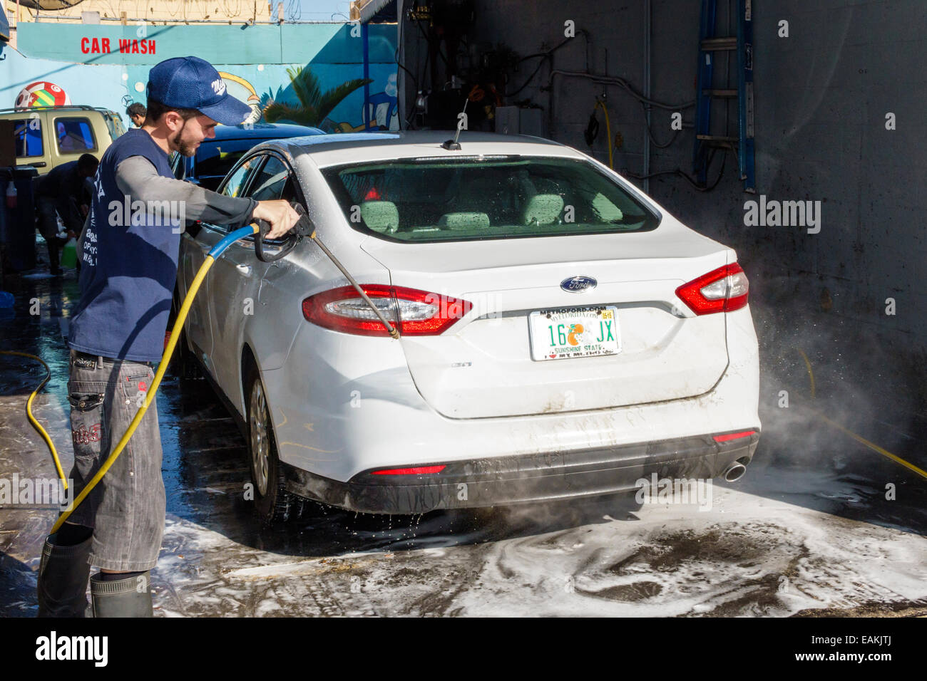 Washing cars hispanic hi-res stock photography and images - Alamy